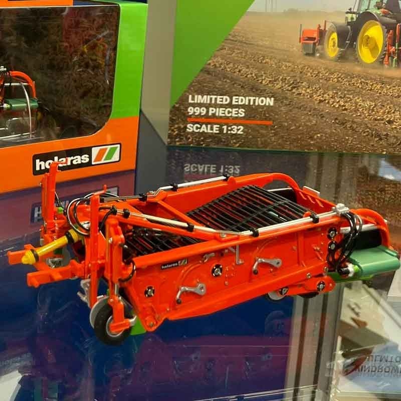 Universal Hobbies - Holaras UR 135 Onion windrower - 1/32